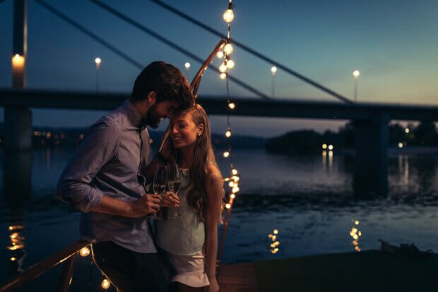 10 pomysłów na romantyczny wieczór. Spędźcie czas we dwoje